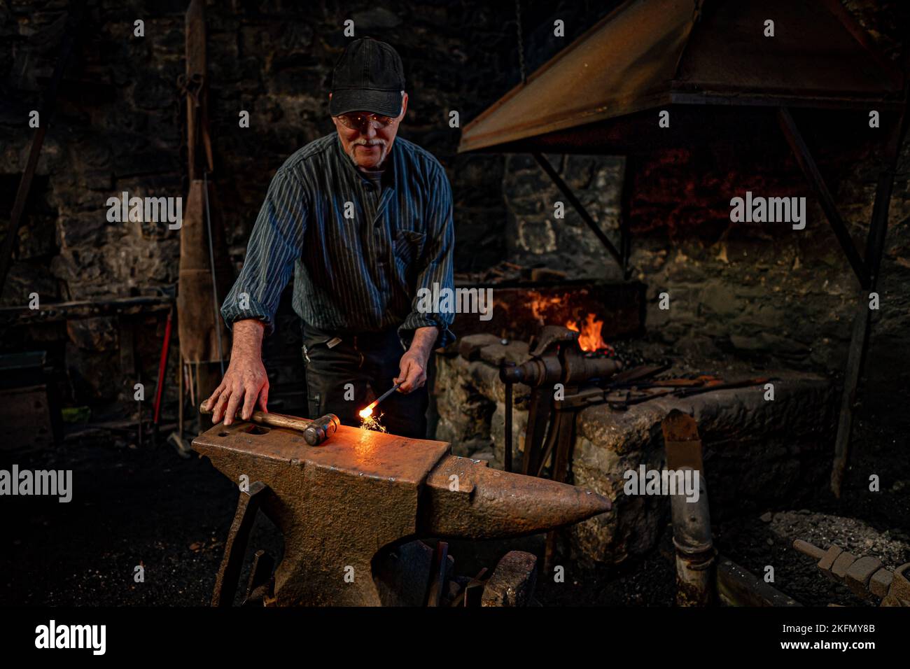 Steel trusts hi-res stock photography and images - Alamy