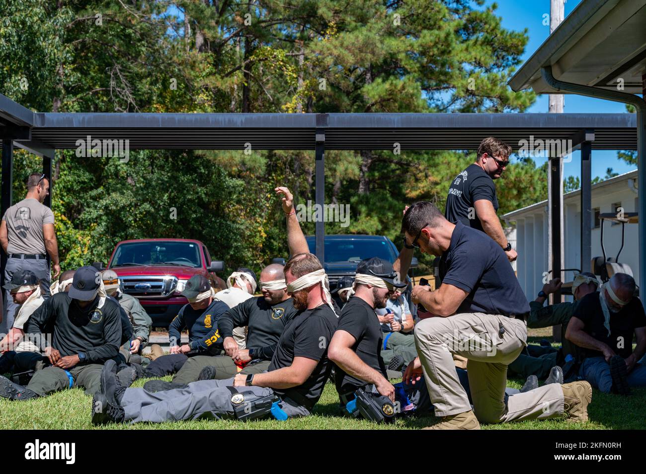 U.S. Police Officers assigned to the Special Weapons and Tactics (SWAT ...
