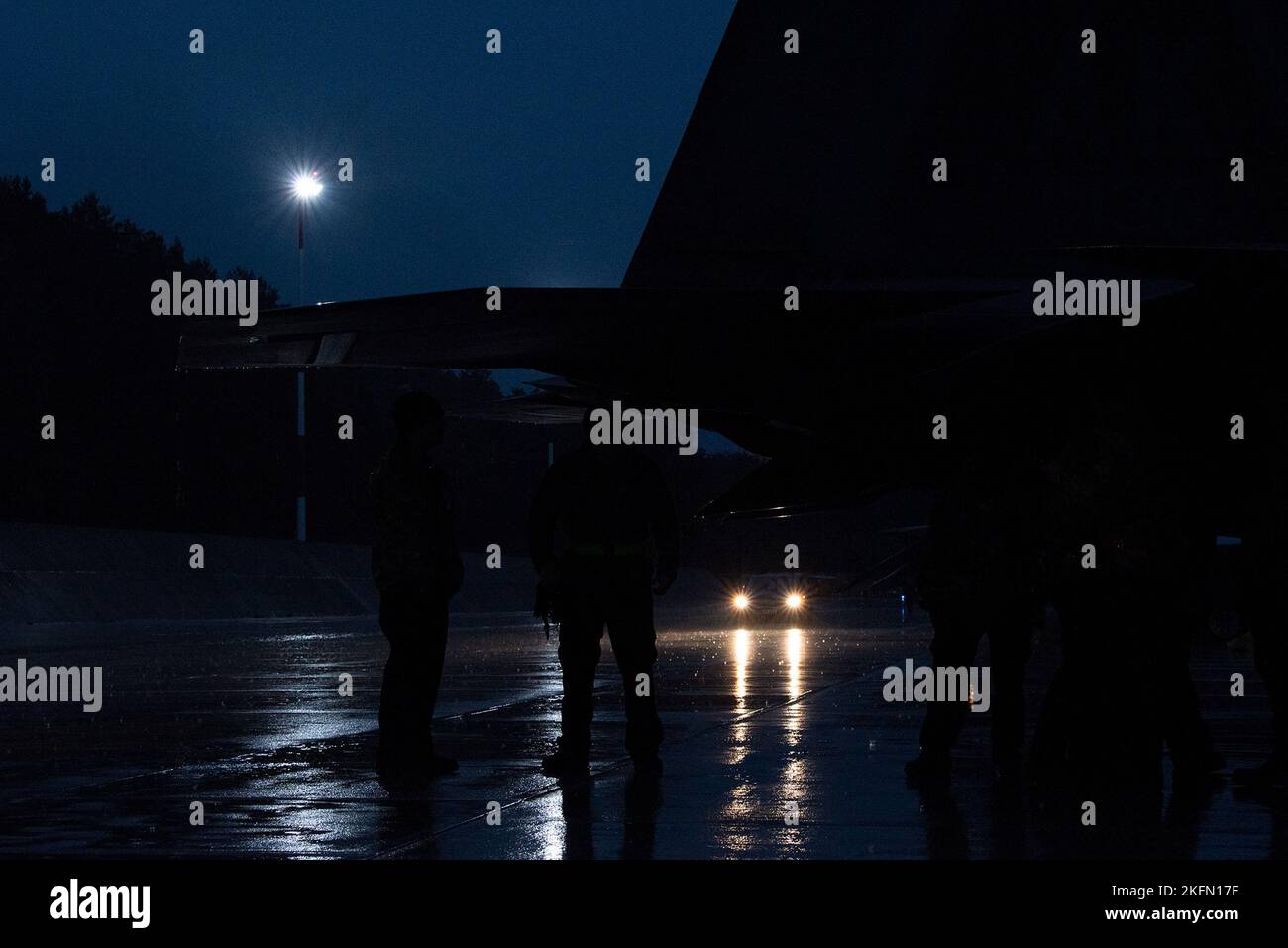 U.S. Air Force maintainers assigned to the 90th Expeditionary Fighter ...