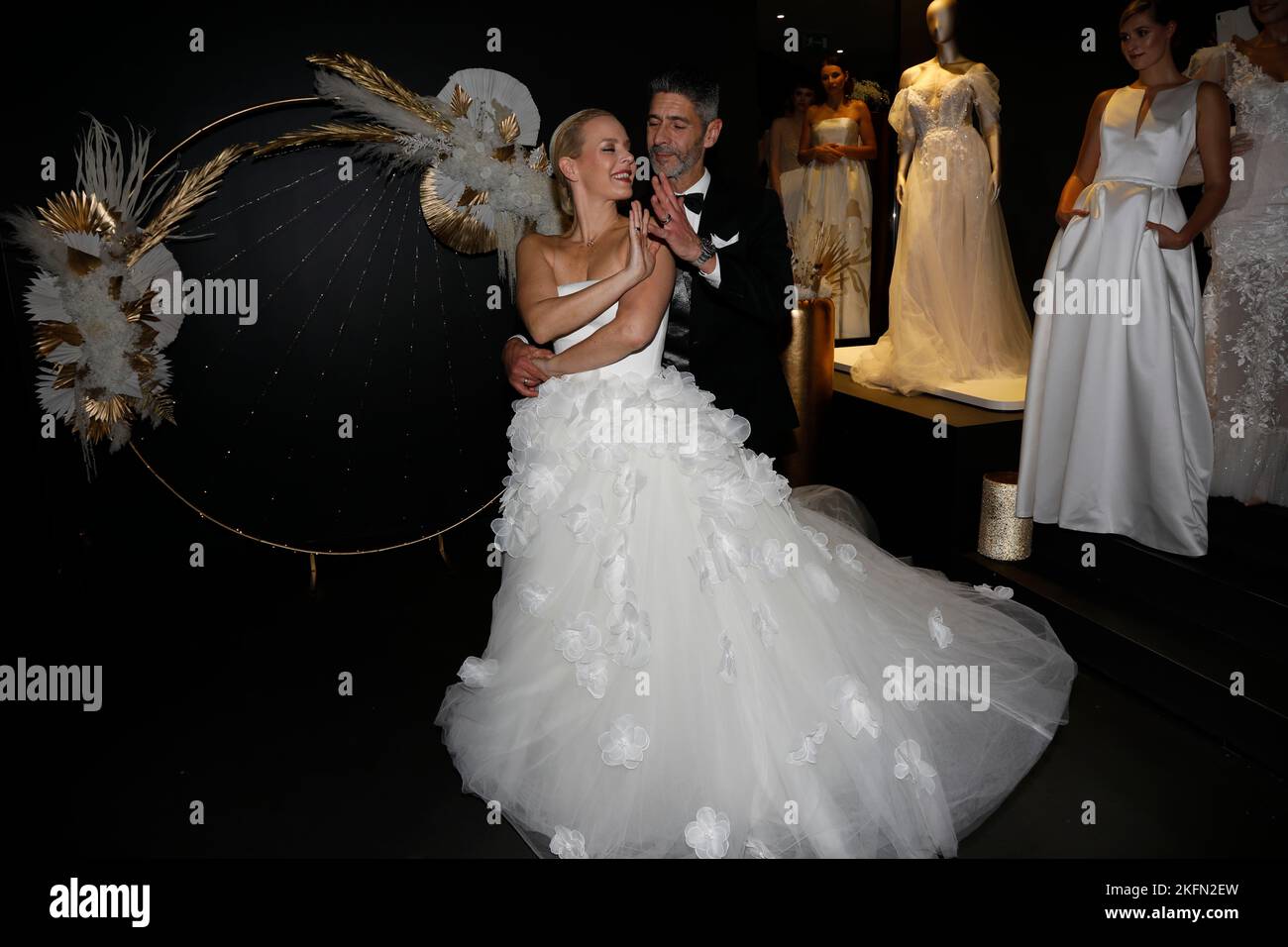 Isabel Edvardsson mit Ehemann Marcus Weiß bei der Haute Couture ...