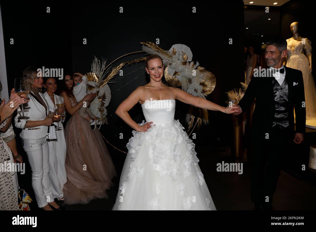 Isabel Edvardsson mit Ehemann Marcus Weiß bei der Haute Couture ...