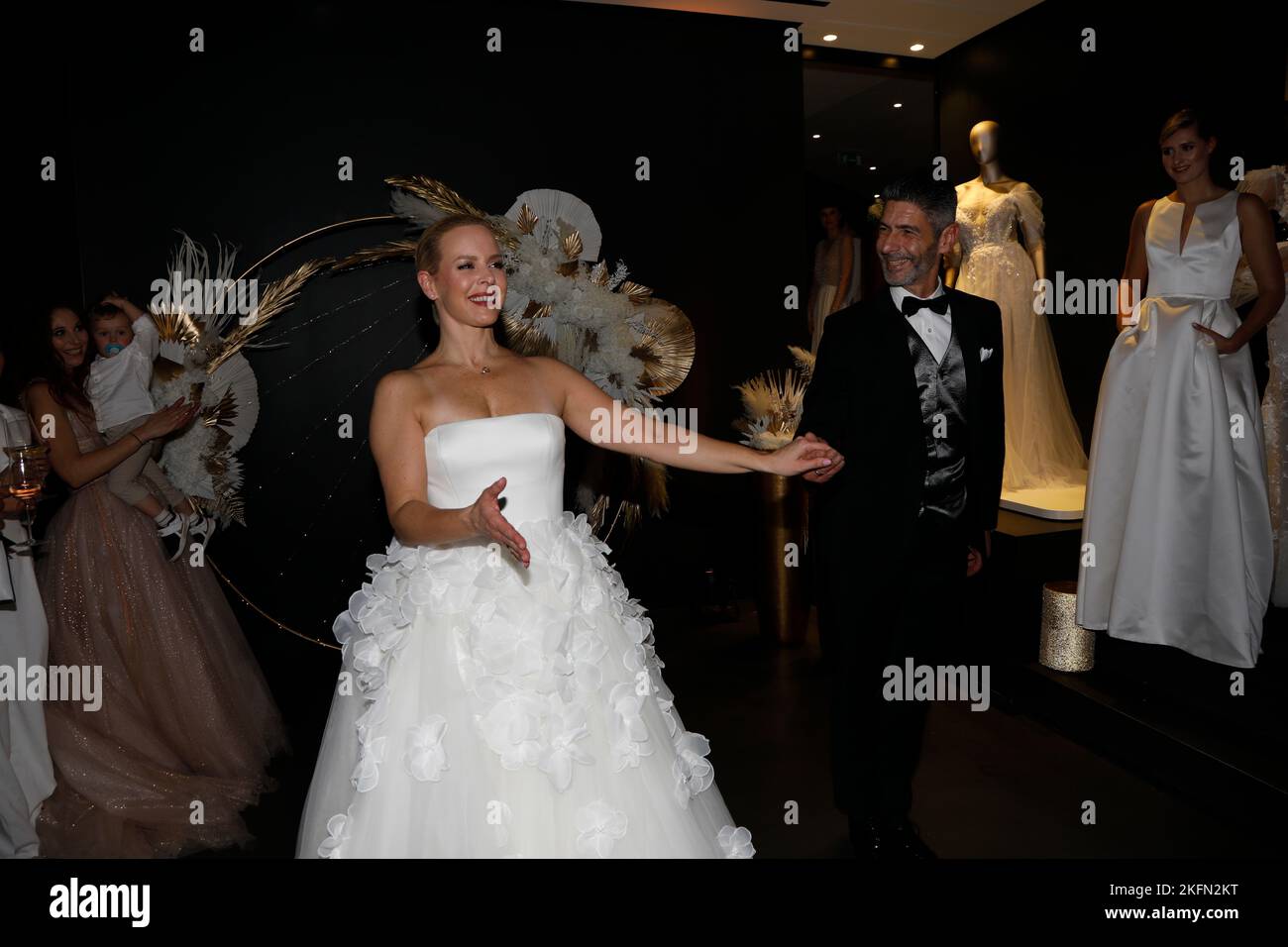 Isabel Edvardsson mit Ehemann Marcus Weiß bei der Haute Couture ...