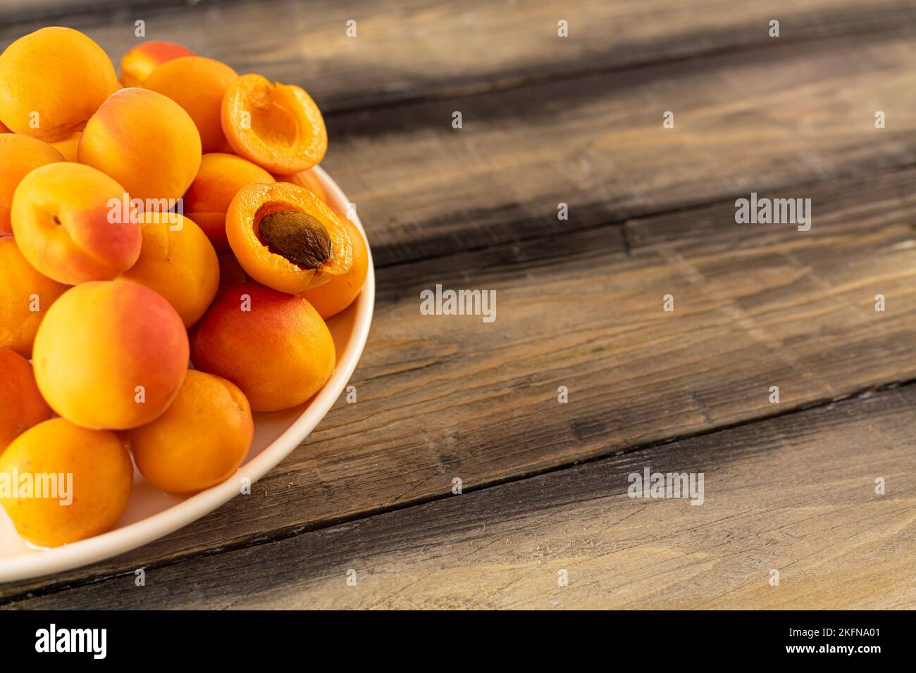 Ripe fresh apricot fruits hi-res stock photography and images - Alamy