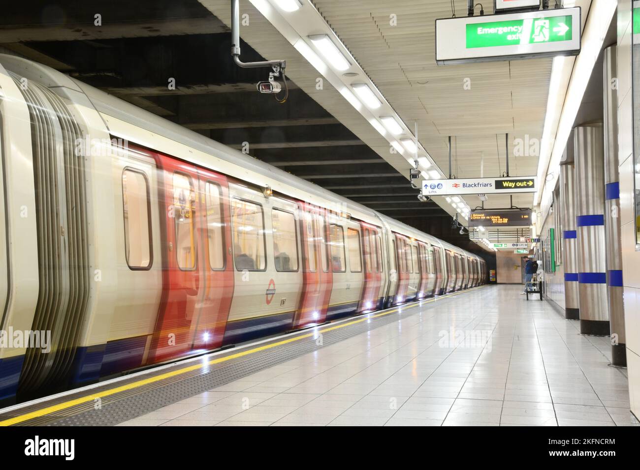 Motion blurred train approaching Blackfriars Station platform Stock ...