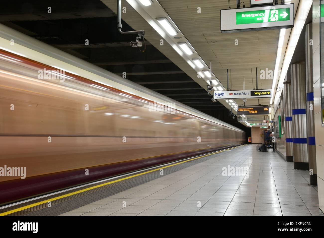Motion blurred train approaching Blackfriars Station platform Stock ...