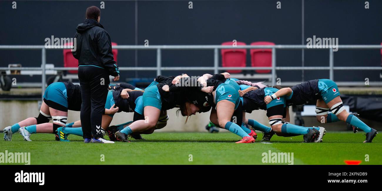 Women rugby players warm up hi-res stock photography and images - Alamy