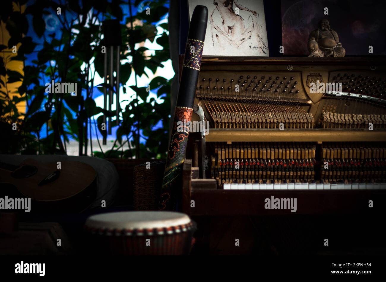 Vintage musical instruments hi-res stock photography and images - Alamy