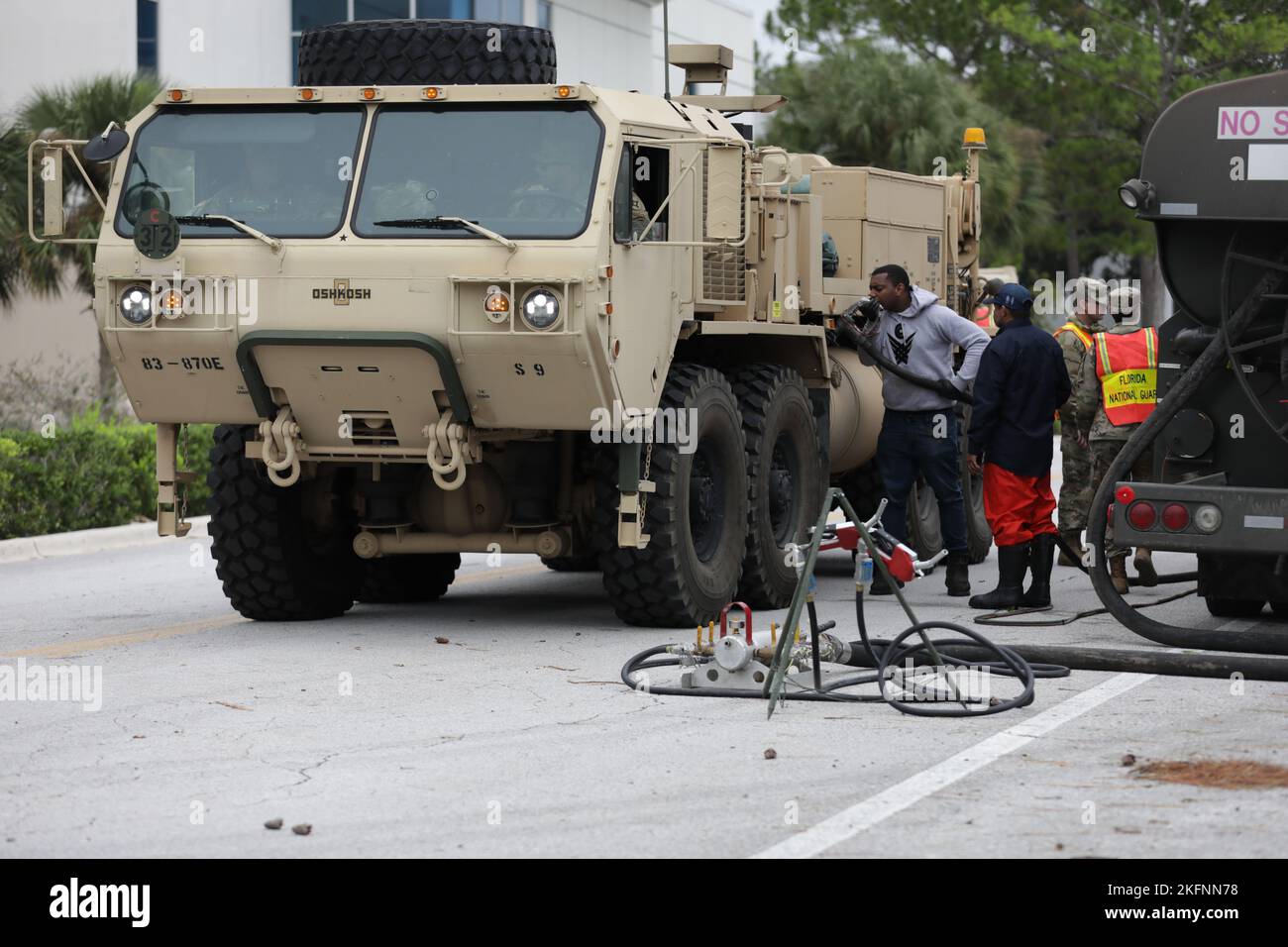 Florida National Guard (FLNG) soldiers work alongside civilian ...