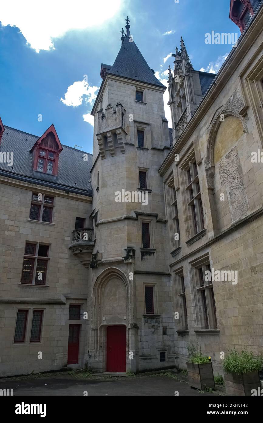 Paris, the beautiful Sens hostel, library in the Marais Stock Photo - Alamy