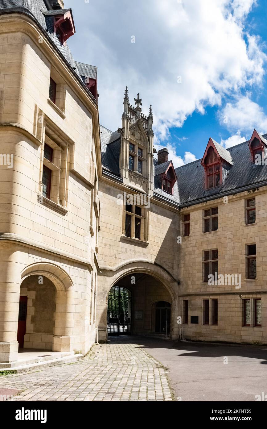 Paris, the beautiful Sens hostel, library in the Marais Stock Photo - Alamy