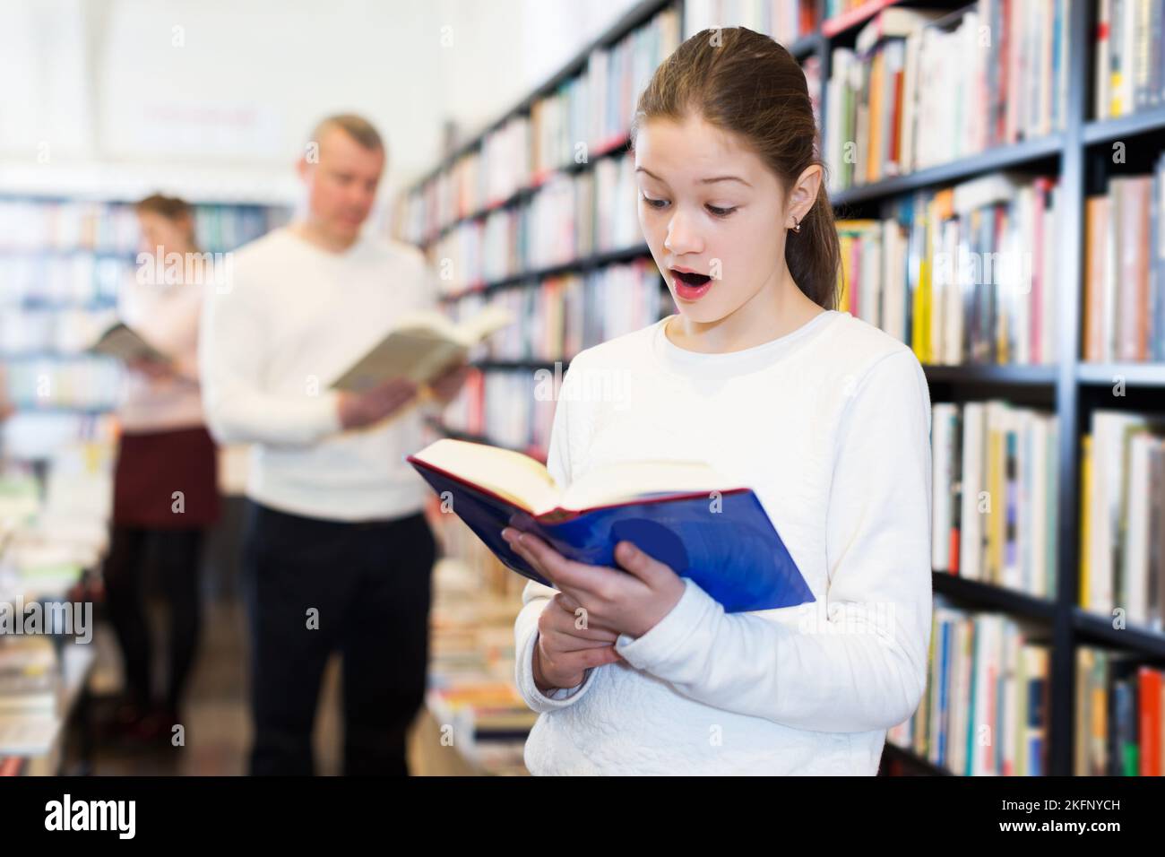 Girl looking surprised reading book hi-res stock photography and images ...