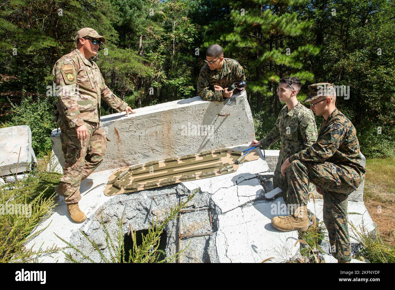 U.S. Marines, Sailors and Airmen with Weapons Training Battalion set up ...