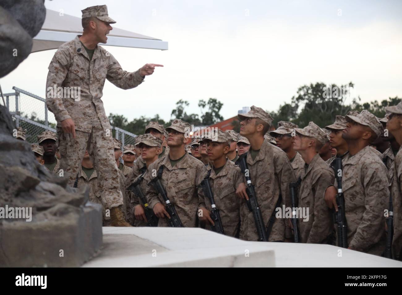 Recruits with Bravo Company, 2nd Recruit Training Battalion and ...