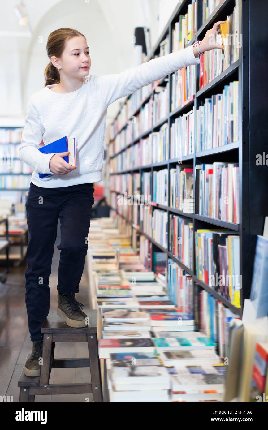 Girl on library ladder hi-res stock photography and images - Alamy