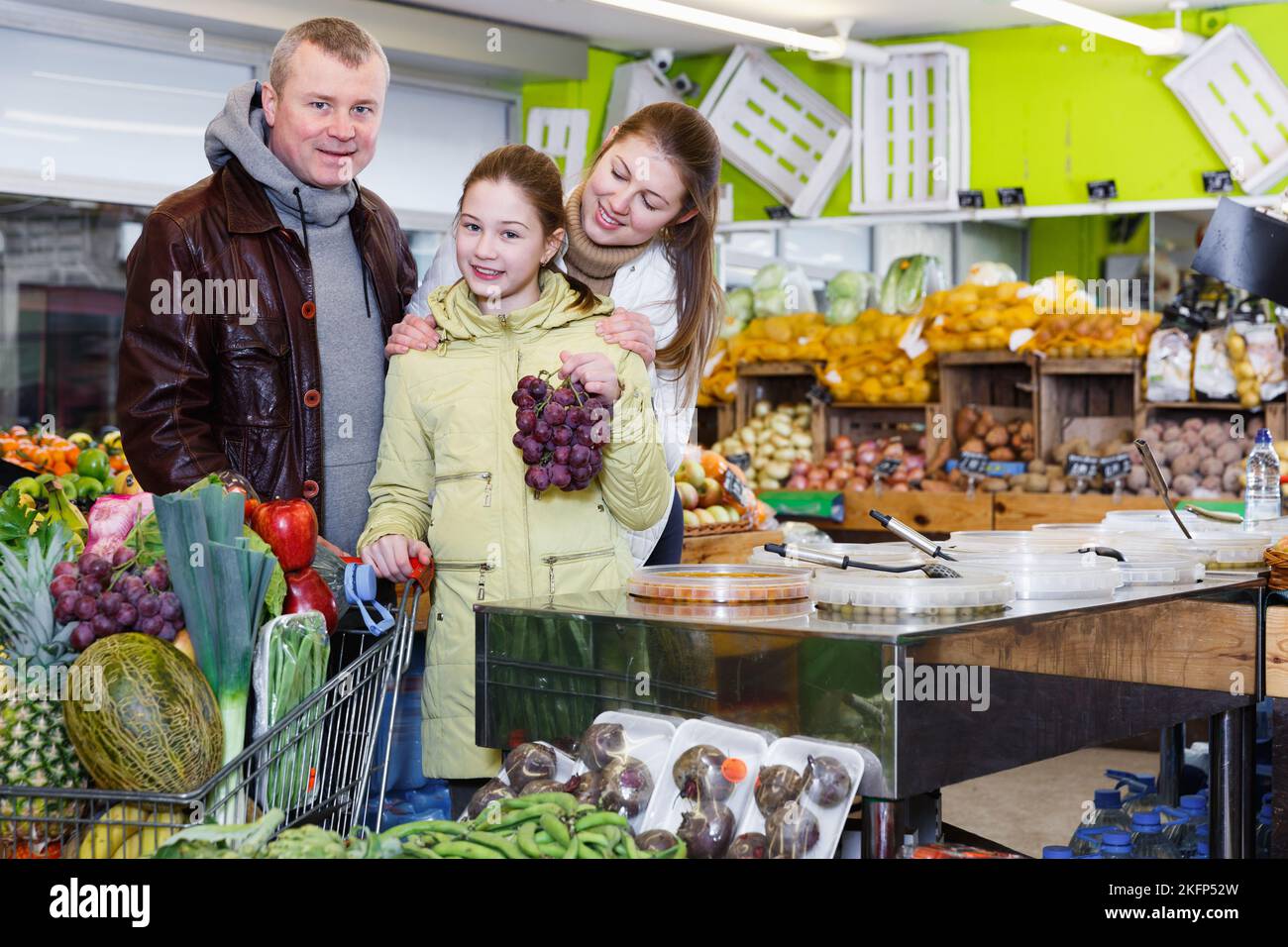 Family friendly shopping hi-res stock photography and images - Alamy