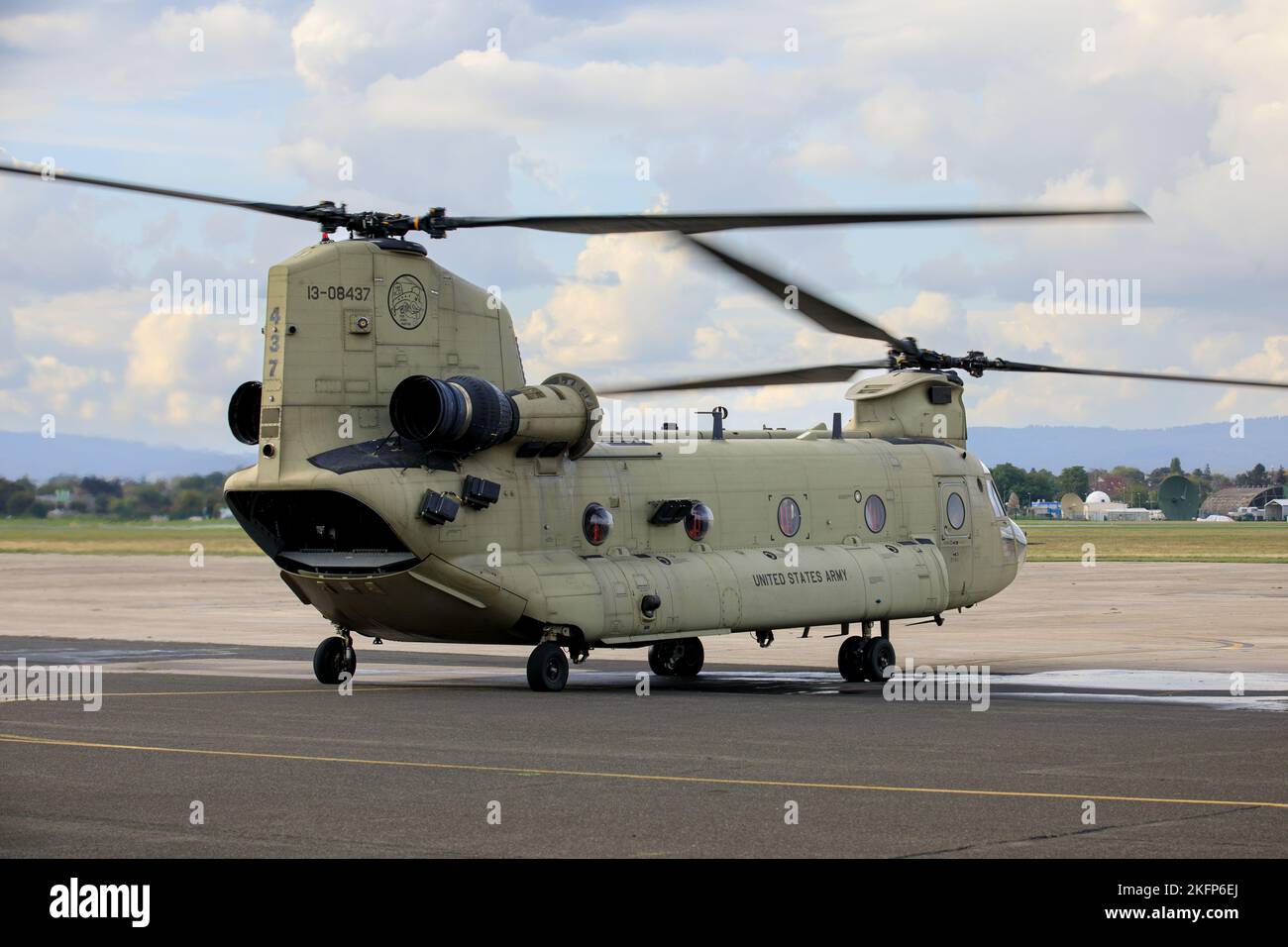 A U.S. Army CH-47F Chinook helicopter from 1-214th General Support ...