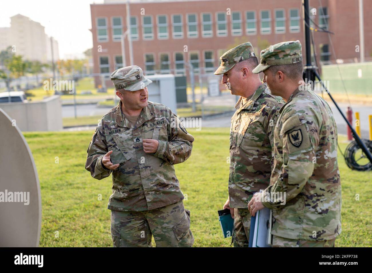 Brig. Gen Kevin Meisler from 311th Signal Command visits 304th Signal ...