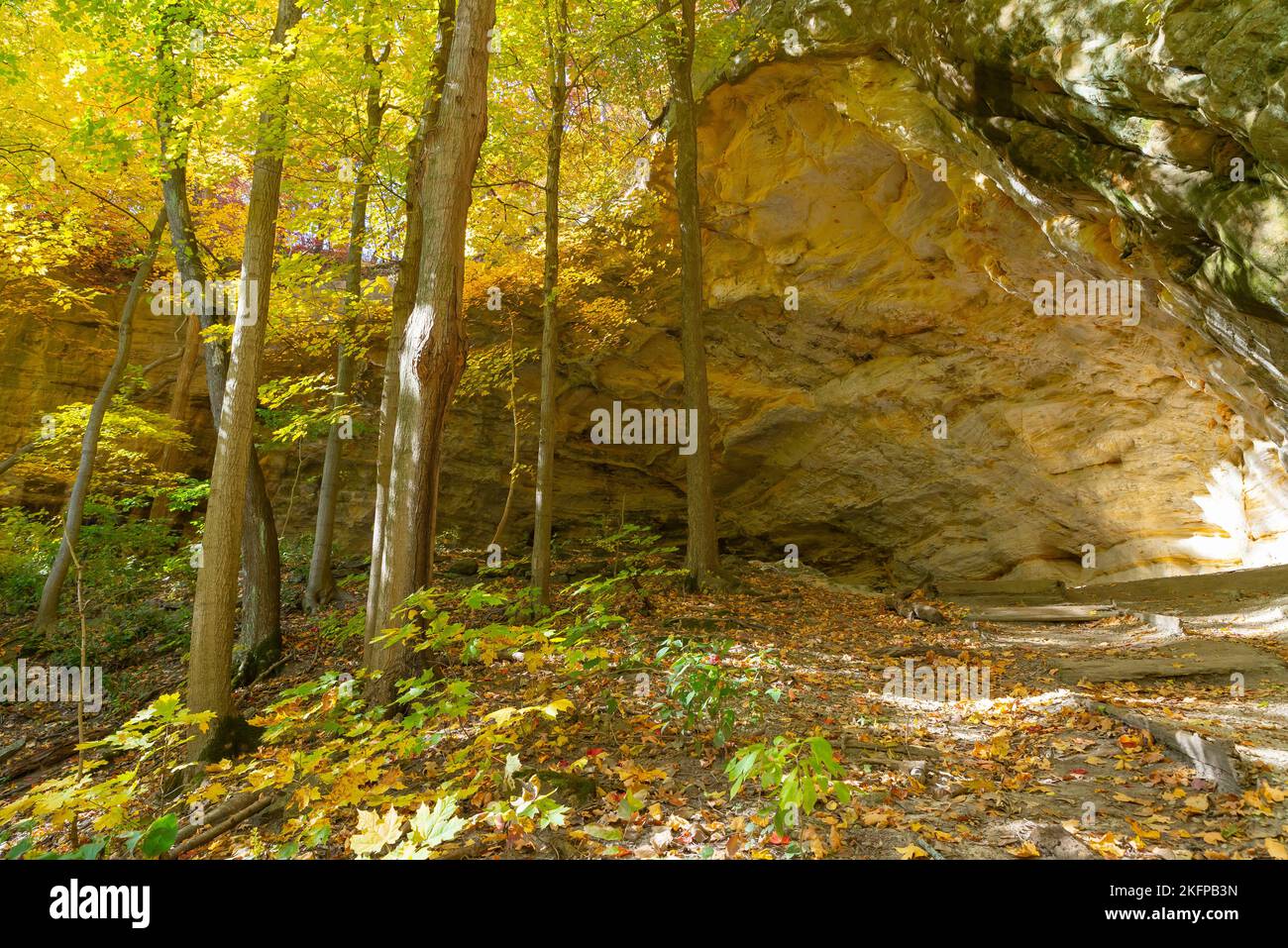 Council Overhang on a beautiful Autumn morning. Starved Rock State Park ...
