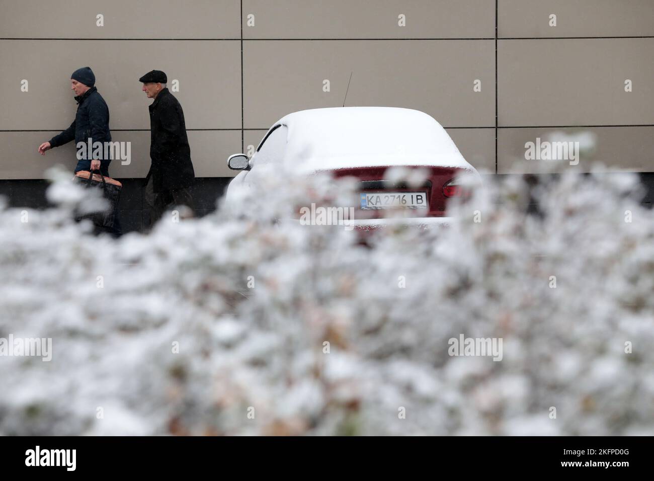 Non Exclusive: KYIV, UKRAINE - NOVEMBER 17, 2022 - Two men walk past a ...