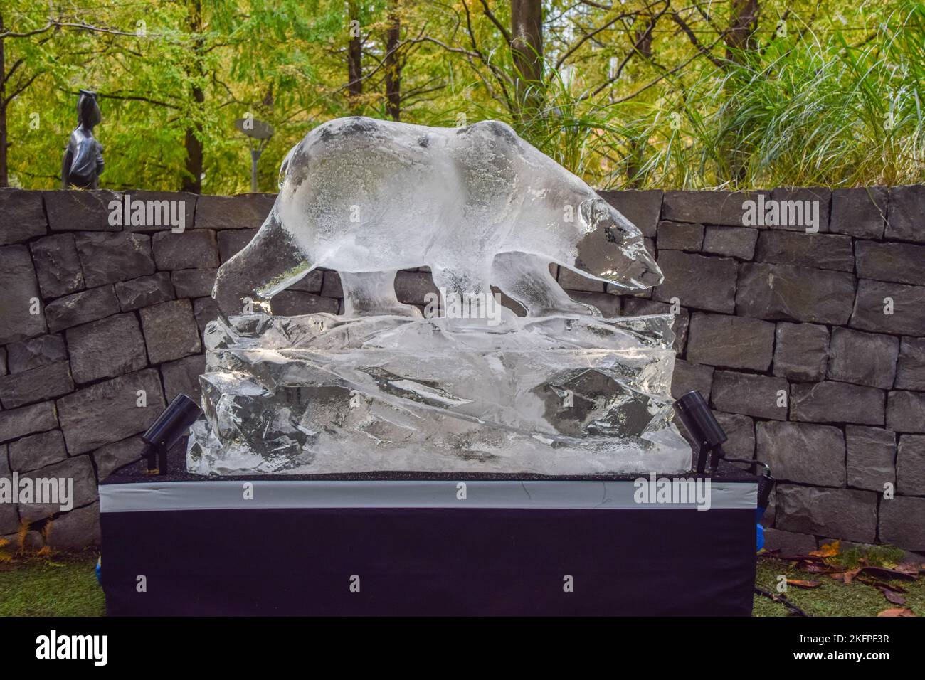 London, England, UK. 19th Nov, 2022. Polar bear ice sculpture ...