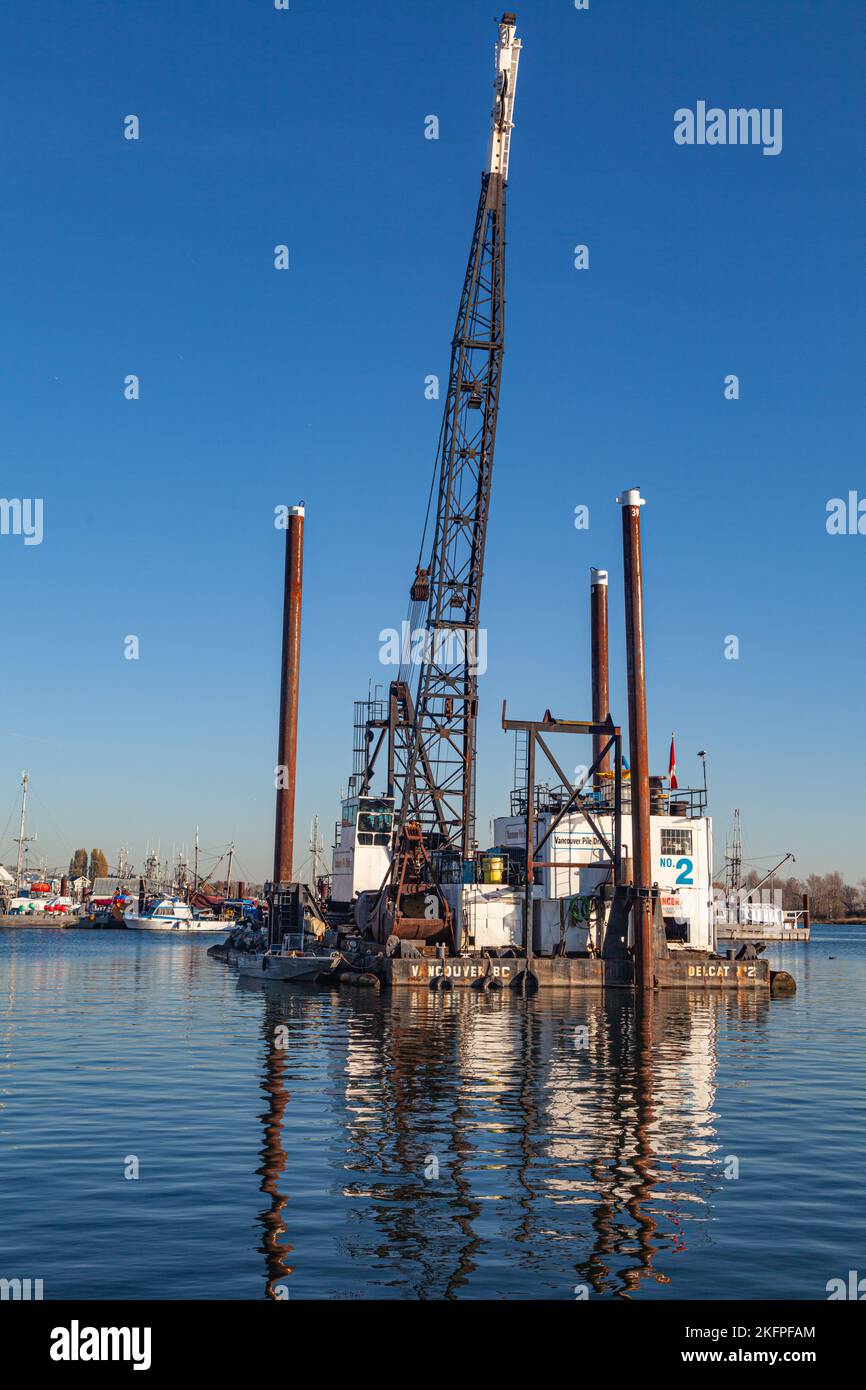 Floating platform barge hi-res stock photography and images - Alamy