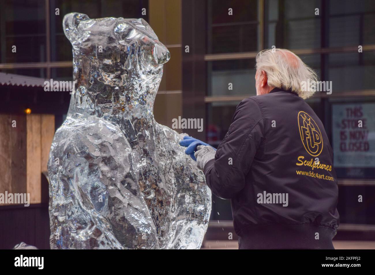 London, England, UK. 19th Nov, 2022. A sculptor puts the finishing ...