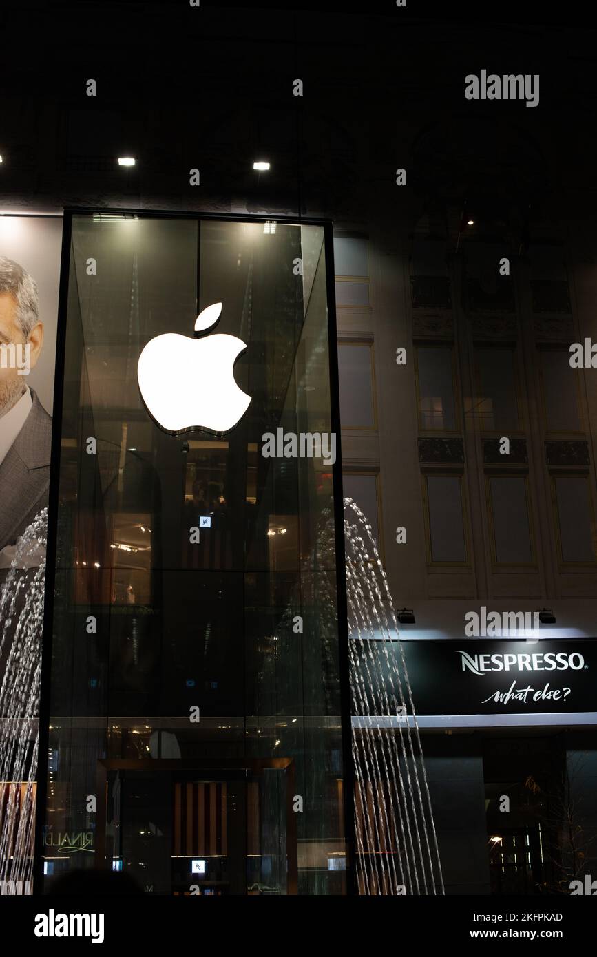 Milan, Italy, 20 December 2018: The Apple store in Piazza Liberty in ...