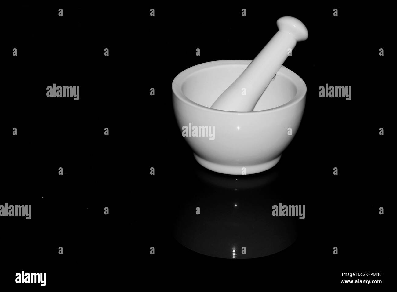 White mortar and pestle hi-res stock photography and images - Alamy