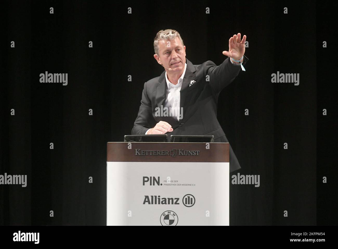 Munich, Germany. 19th Nov, 2022. Auctioneer Robert Ketterer sells works ...