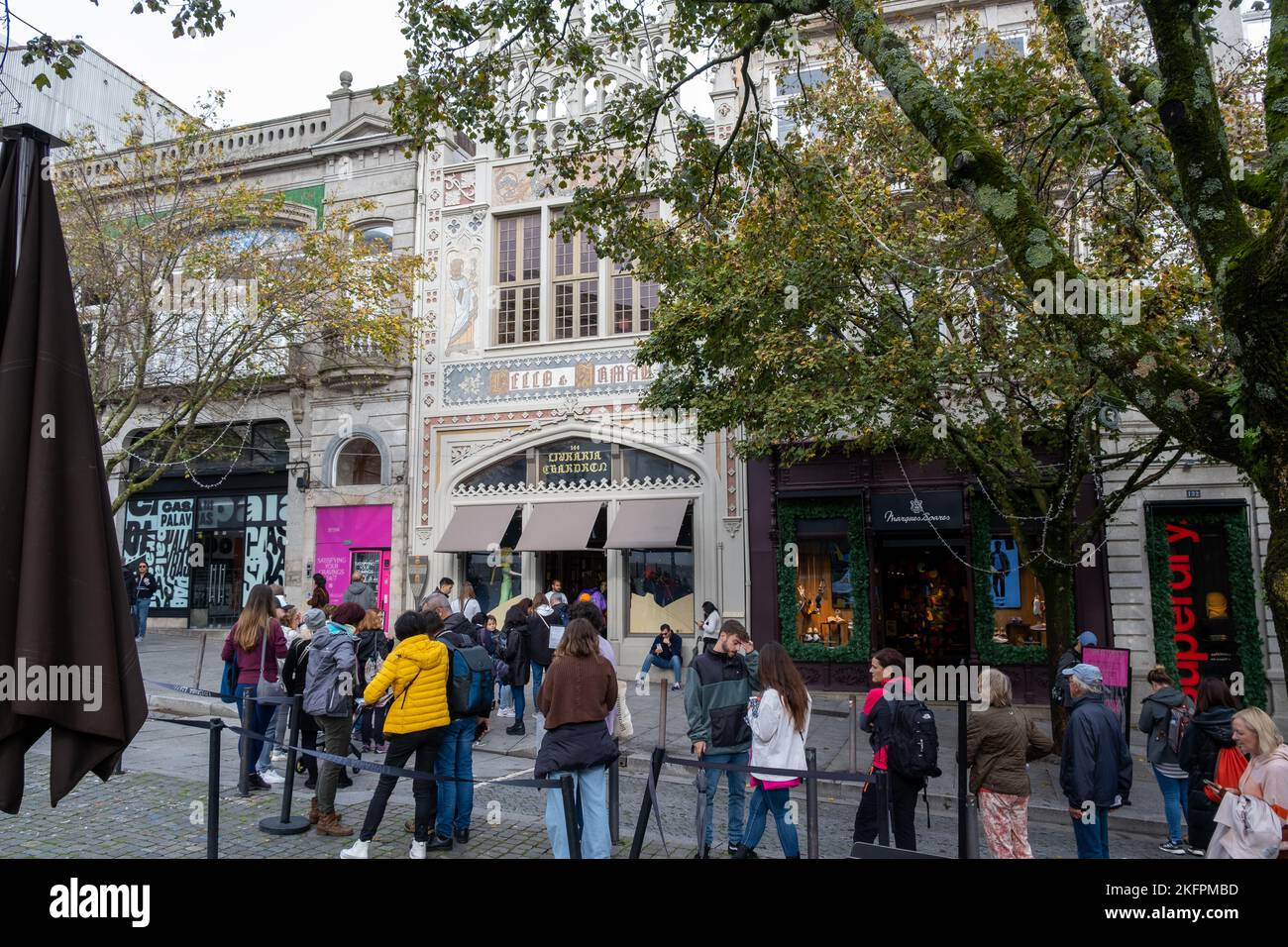 A line of people waiting to walk into the famous old Livraria Lello ...