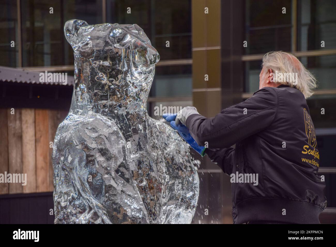 Polar bears statue hi-res stock photography and images - Alamy