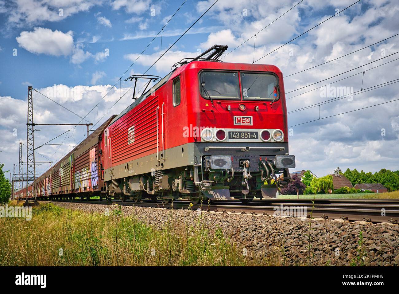 A side view of a class 143 freight train from MEG through Dedensen ...