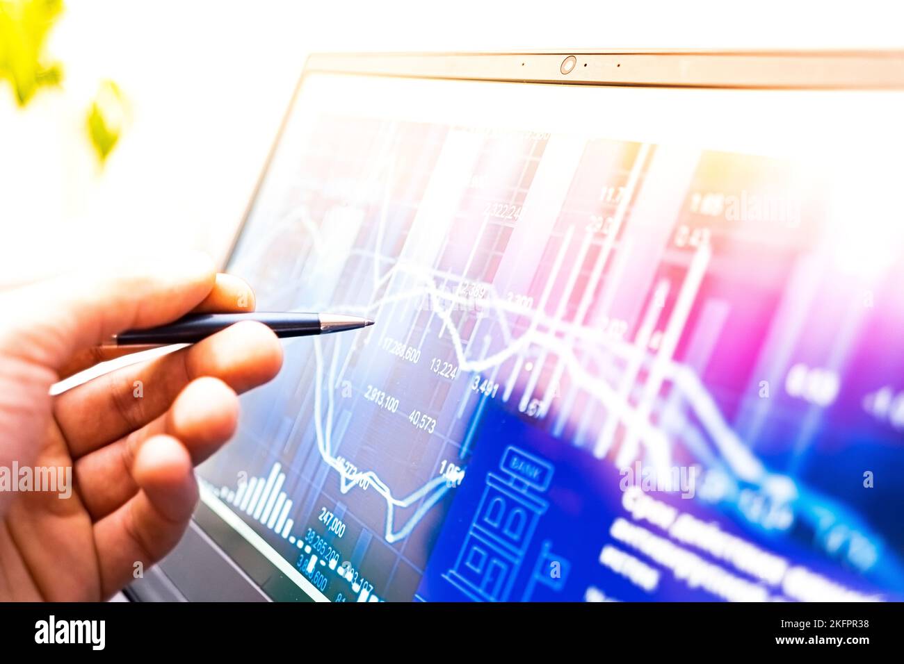 Analysing information hi-res stock photography and images - Alamy