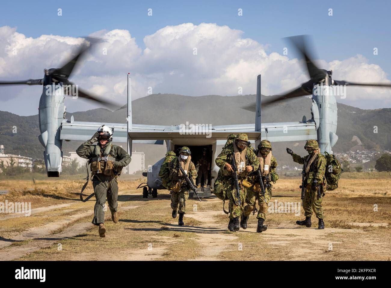 Members of the Japan Ground Self -Defense Force (JGSDF) with 7th ...