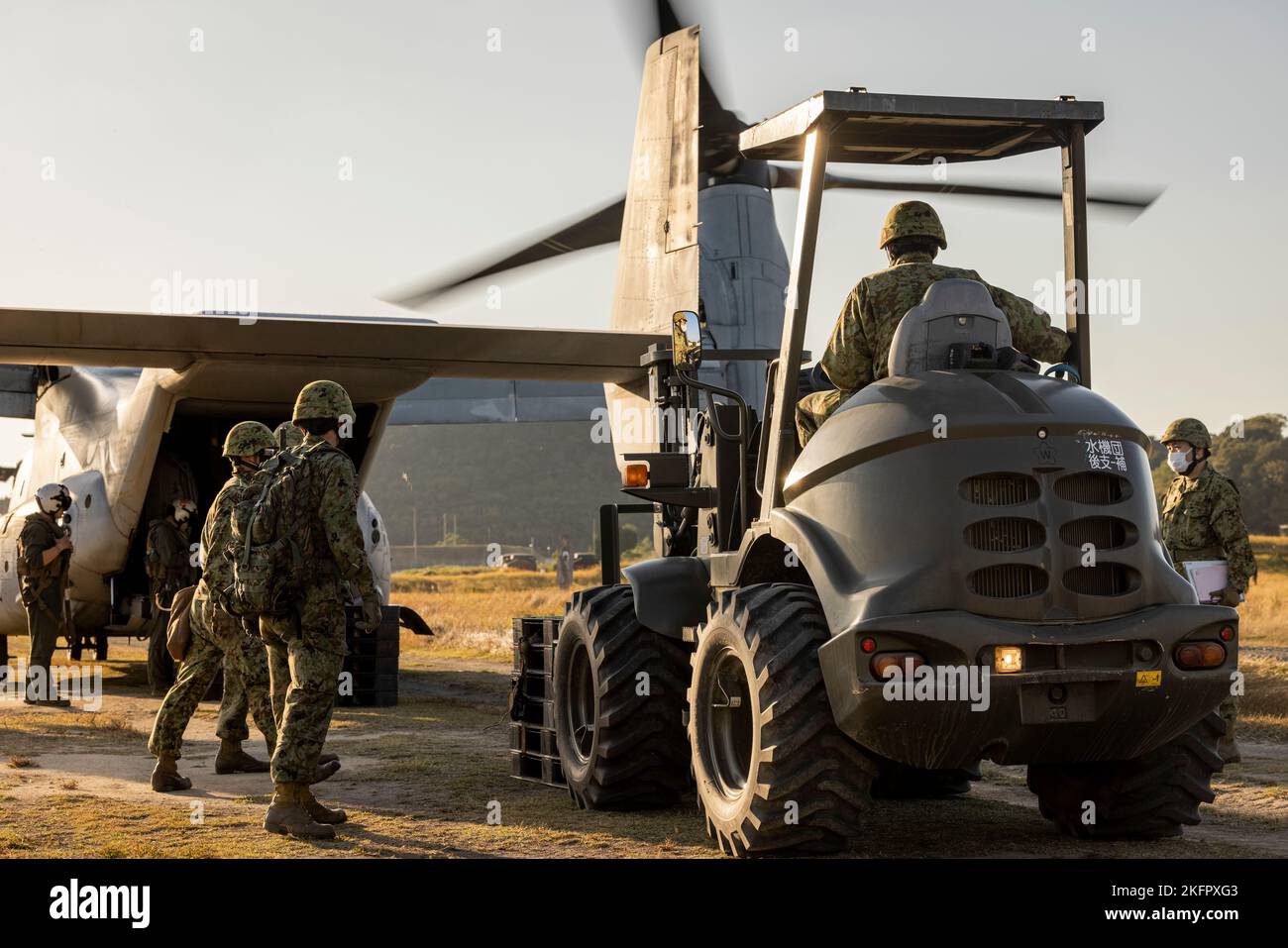 Members of the Japan Ground Self-Defense Force (JGSDF), Amphibious ...