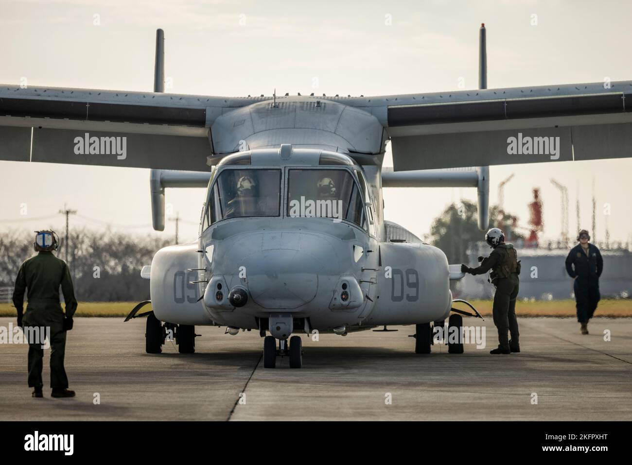 U.S. Marines with Marine Medium Tiltrotor Squadron (VMM) 265 conduct ...
