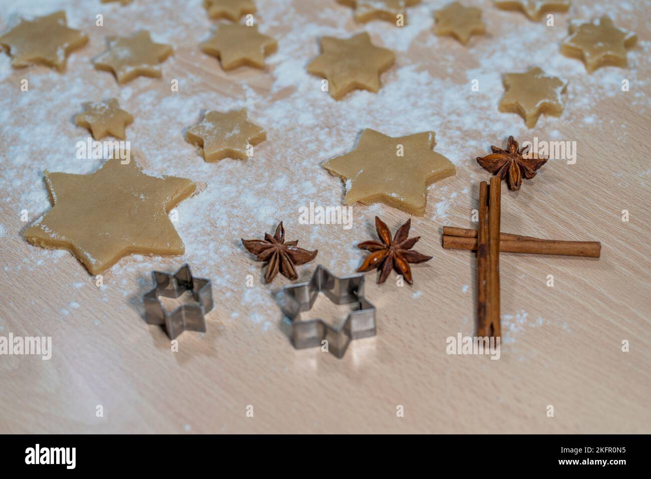 cinnamon and vanilla star-shaped biscuit dough ready to bake Stock ...