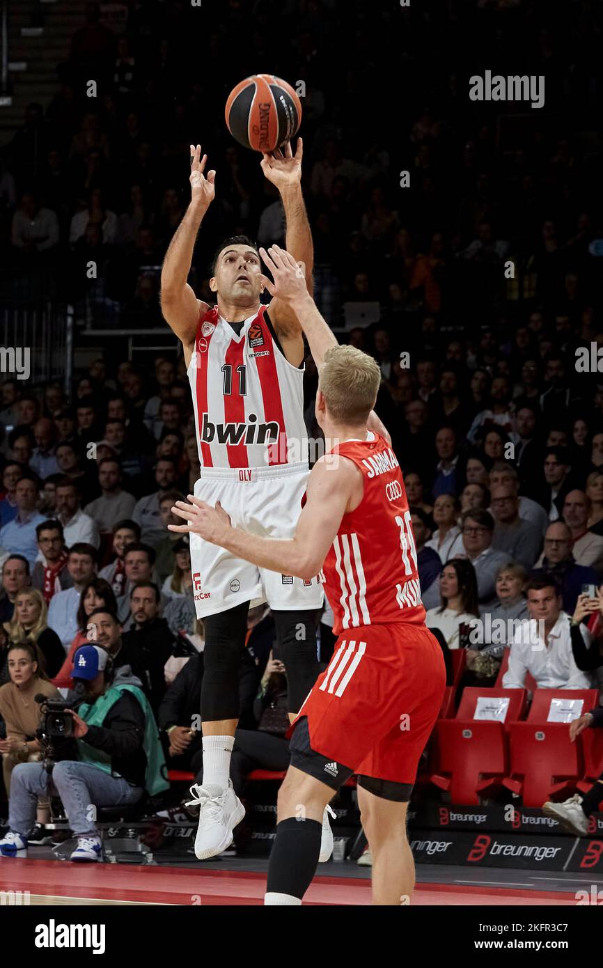 2022/23 FIBA EuroLeague | FC Bayern München vs Olympiacos Piraeus Stock ...