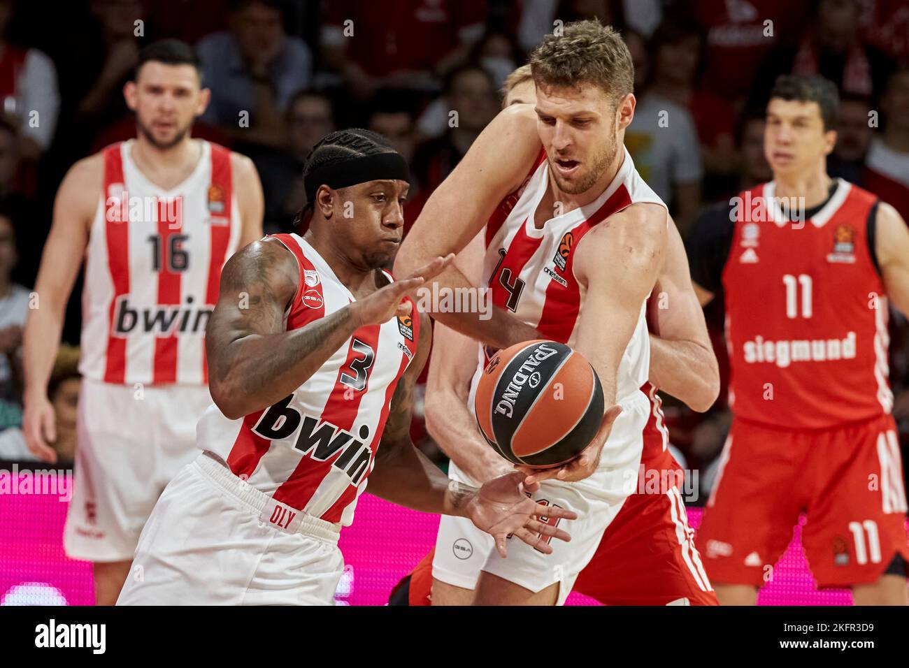2022/23 FIBA EuroLeague | FC Bayern München vs Olympiacos Piraeus Stock ...