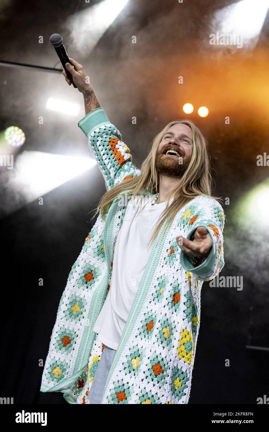 HATFIELD, ENGLAND: Sam Ryder performs on stage supporting Paloma Faith ...