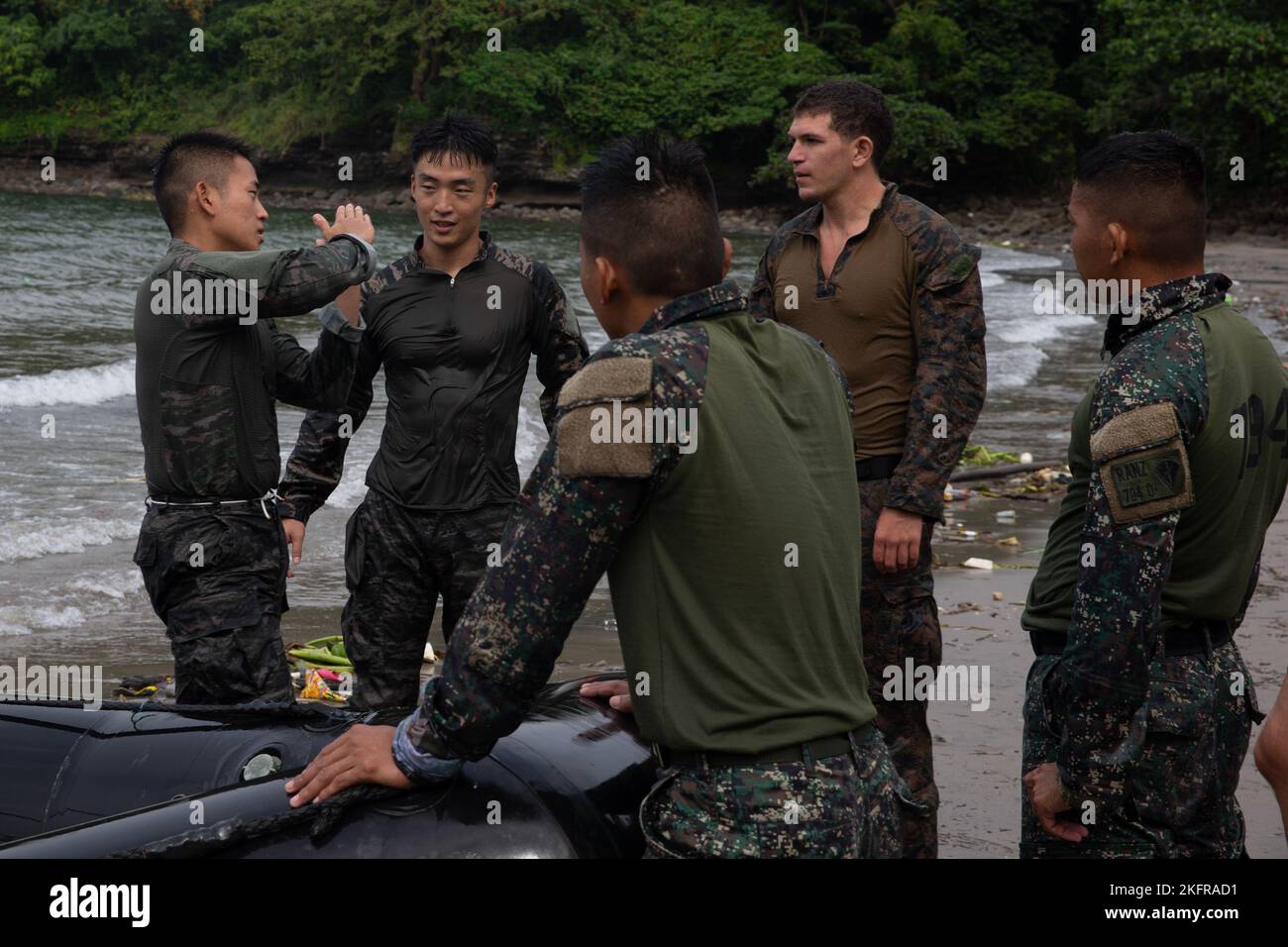 Republic of Korea reconnaissance Marines conduct a debrief with U.S ...