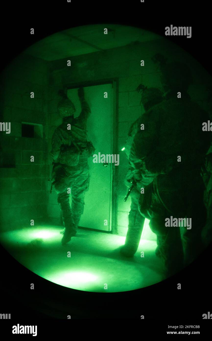 U.S. Soldiers perform room clearing simulations for the Army’s first ...