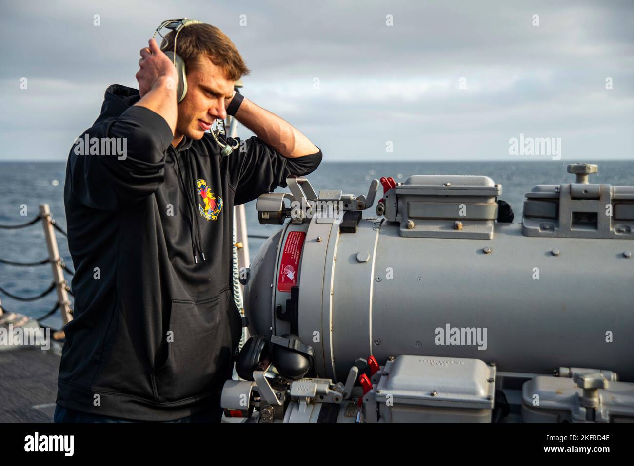 221004-N-ZQ263-1017 PACIFIC OCEAN (Oct. 4, 2022) U.S. Navy Sonar Technician (Surface) 3rd Class ...