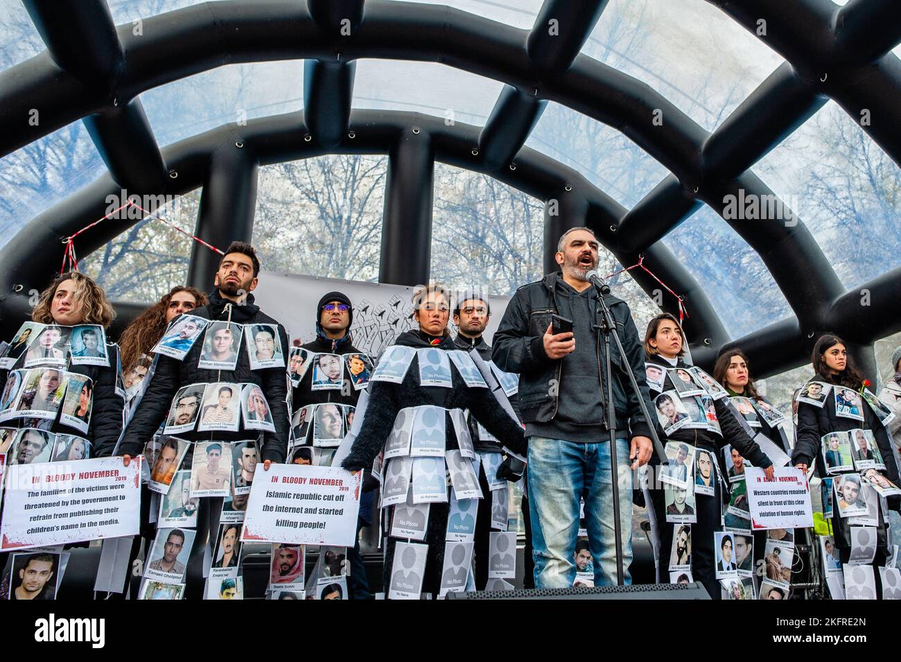 Iraanse rapper & influencer Hichkas seen making speeches surrounded by ...
