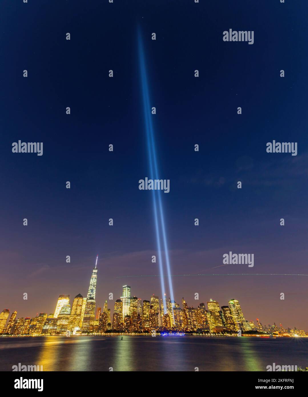 Night view of the 911 memorial light and the New York City skyline at ...