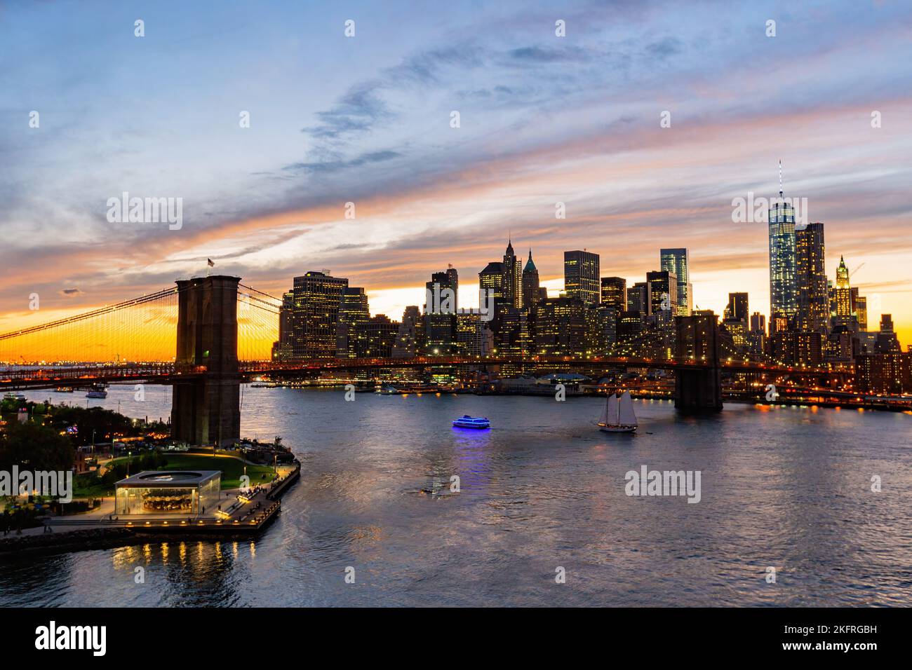 Sunset afterglow of the Brooklyn Bridge and New York City skyline at ...