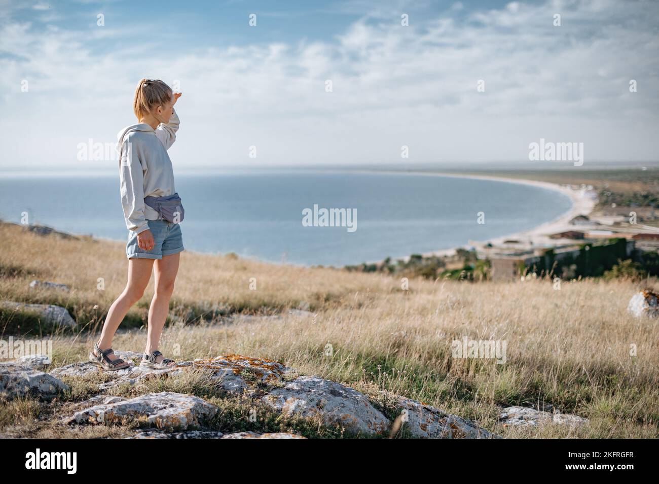 Meditating woman horizon green hi-res stock photography and images - Alamy
