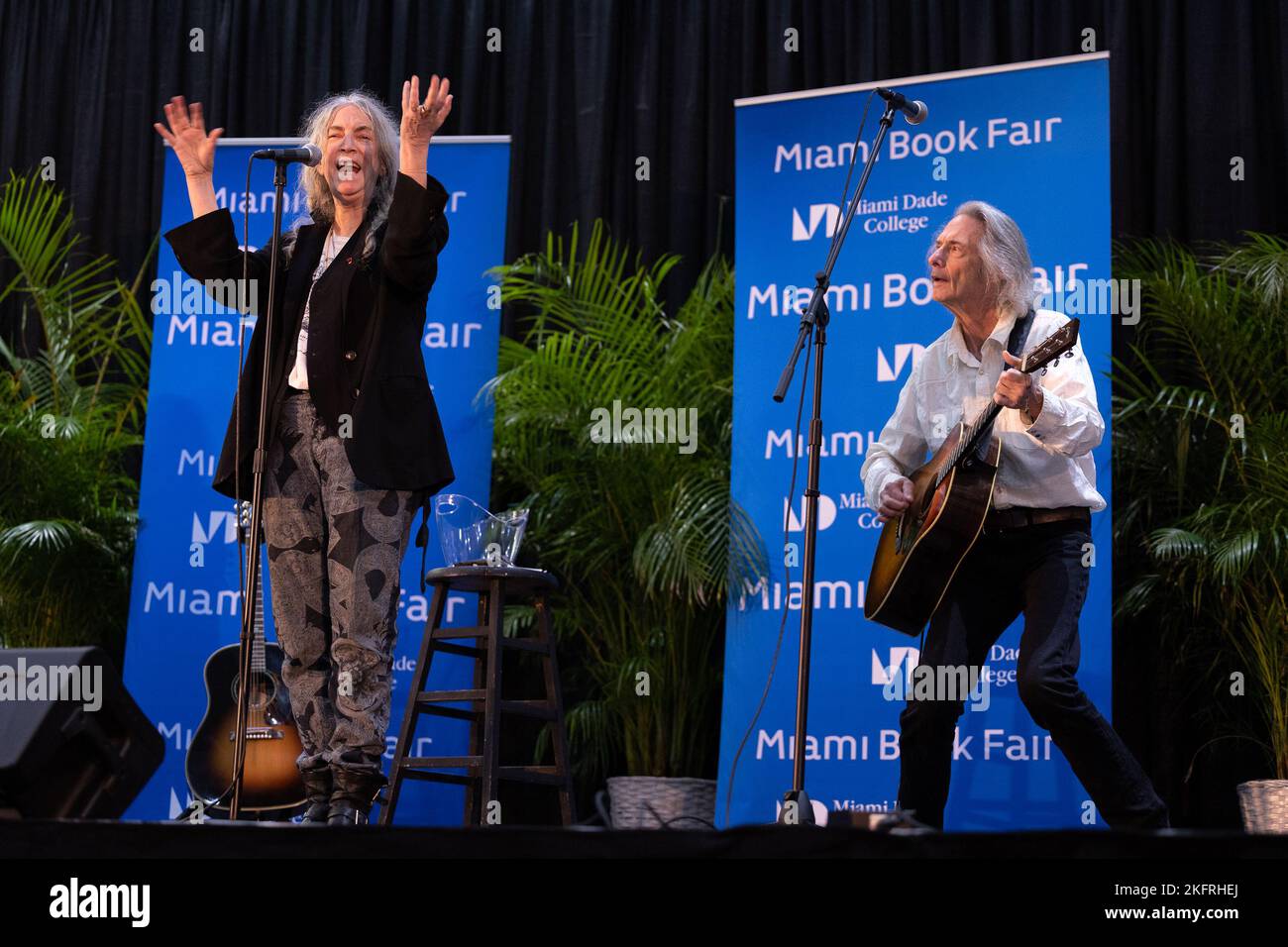 Patti smith with lenny kaye hi-res stock photography and images - Alamy
