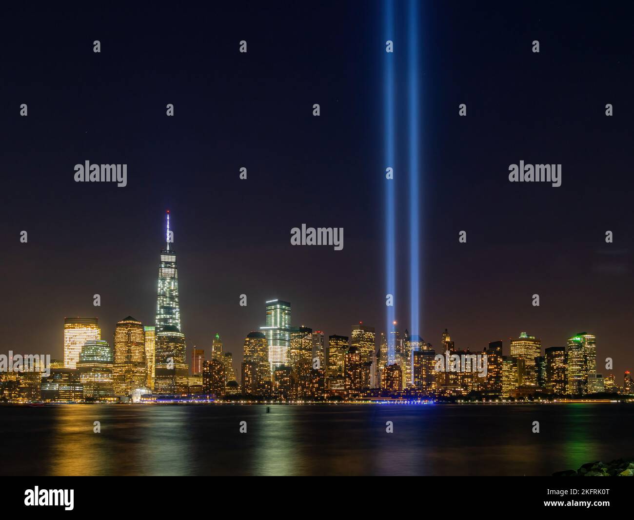 Night view of the 911 memorial light and the New York City skyline at ...