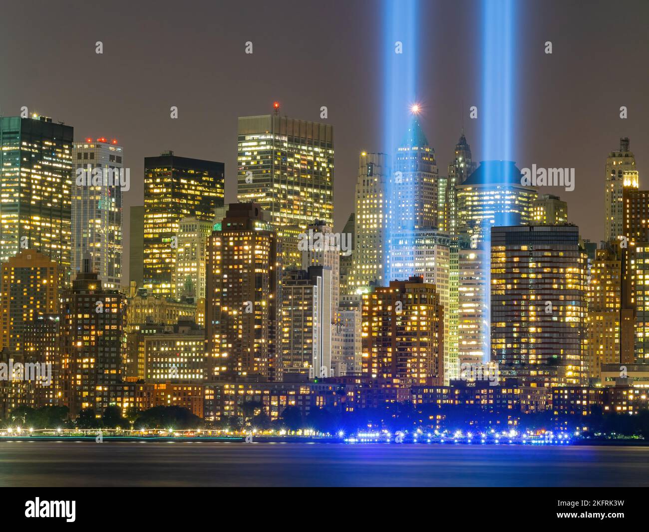 Night view of the 911 memorial light and the New York City skyline at ...